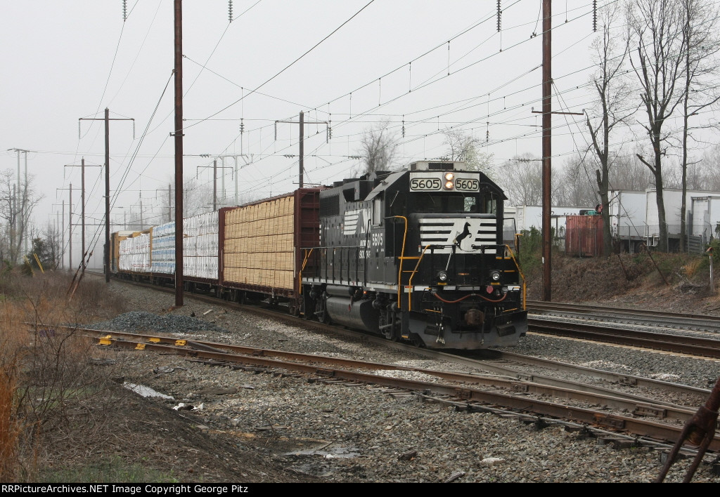 NS 5605 and local freight H6G